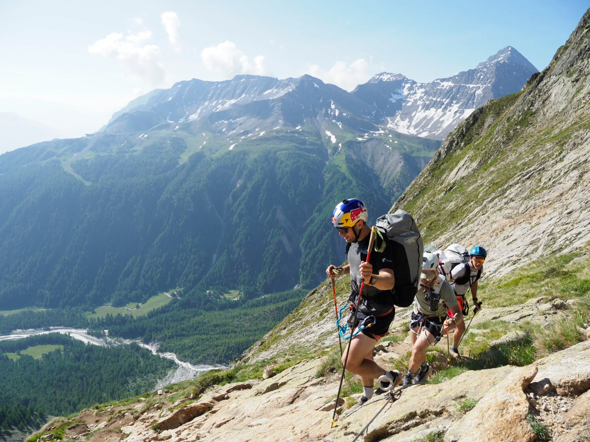 Red Bull X-Alps 2025: Die ersten Athleten erreichen Les 2 Alpes ...
